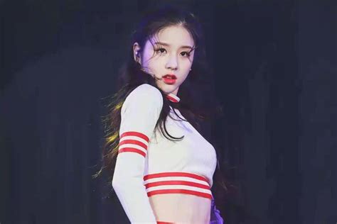 韩国女团穿“开裆裤”唱跳！露黑色底裤显不雅，迷惑穿搭辣眼睛！田姬