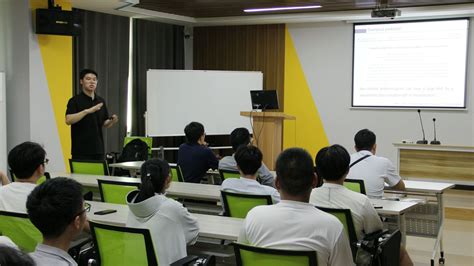 华中科技大学李小康来我院讲学 物理电子工程学院