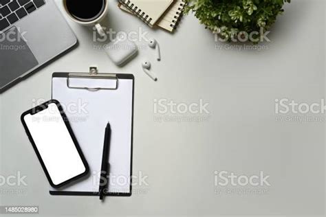 사무실 책상에 빈 화면 클립보드 이어폰 노트북이 있는 스마트폰 복사 공간이 있는 평면도입니다 0명에 대한 스톡 사진 및 기타