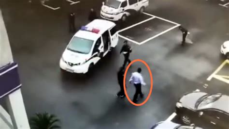 在逃人员穿着警用制服溜达 被正吃饭的警察逮了凤凰网视频凤凰网