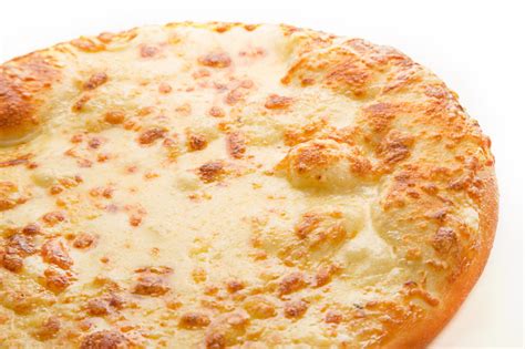 하얀 접시에 치즈와 버섯을 곁들인 육즙이 많은 이탈리아 피자 클로즈업 상단 보기 음식 배달 개념 고기에 대한 스톡 사진 및 기타 이미지 Istock