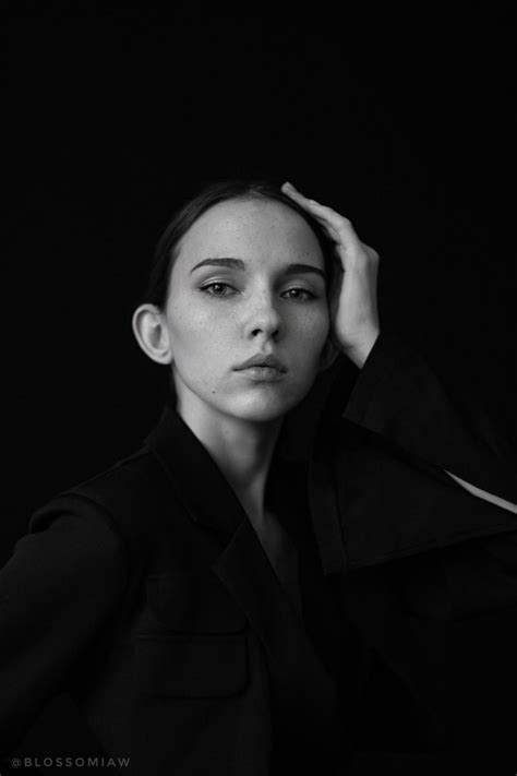 Девушка с веснушками