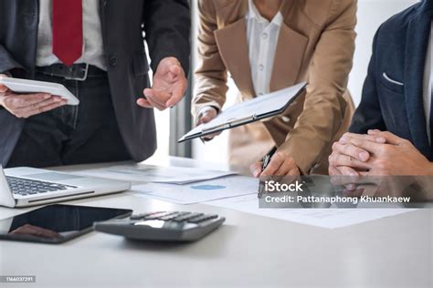 비즈니스 팀 회의 선물 장관 프리젠 테이션 새로운 아이디어와 회의에서 토론 하는 동안 새로운 금융 프로젝트 계획 전문 투자자에 게 보고서 만들기 계산기에 대한 스톡 사진 및