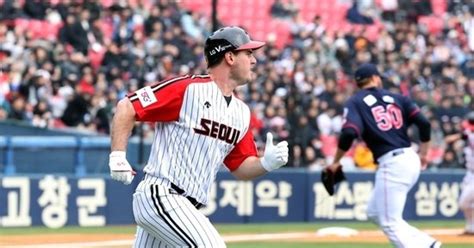 Lg 4번타자 조셉 우측 골반 통증으로 서상우로 교체