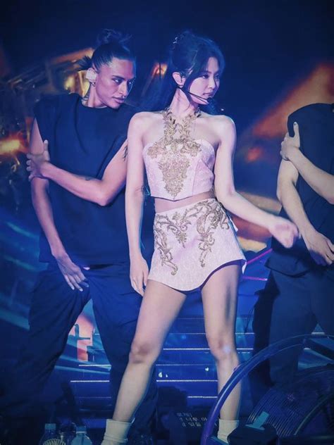 Blackpinks Jennie Shocks Netizens With Her Toned Physique And Defined Abs During The Groups