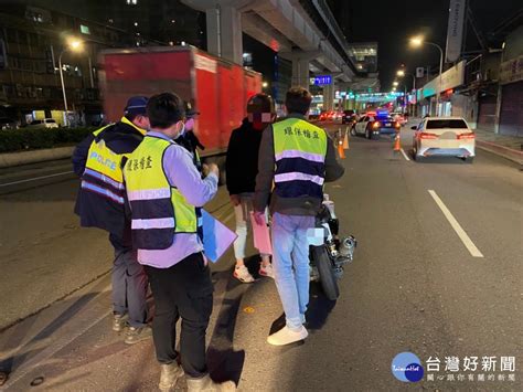 守護民眾夜間交通安全 中和警攜手環保局加強稽查取締