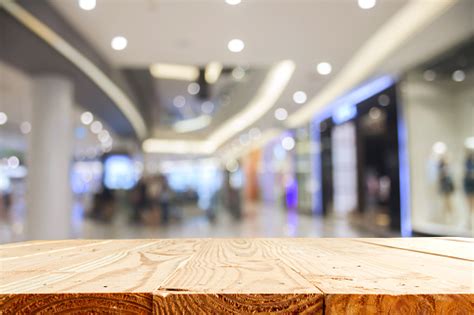 빈 나무 테이블과 흐림 백화점 배경제품 디스플레이 몽타주와 비즈니스 프레 젠 테이 션에 대 한 서식 파일에 대 한 Bokeh와 고객에 대한 스톡 사진 및 기타 이미지
