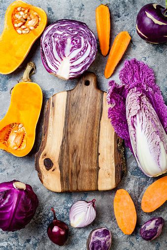 계절 겨울이을 회색 돌 테이블 야채를가 식물 근거한 철저 한 채식 주의자 또는 채식주의 요리 개념 깨끗 한 음식 알칼리 성 다이어트를 먹고 가을에 대한 스톡 사진 및 기타