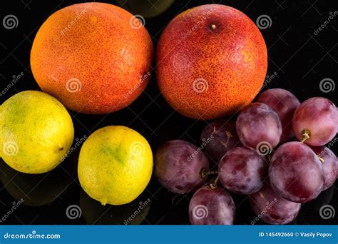 La Naranja La Cal Y Las Uvas Sangrientas Se Cierran Encima De Cercano