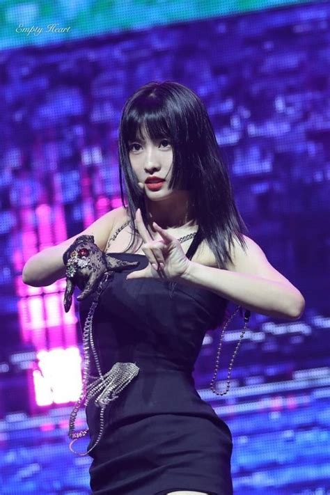 Twice 演唱會勁歌熱舞 Momo疑似不慎露點走光 Jdailyhk