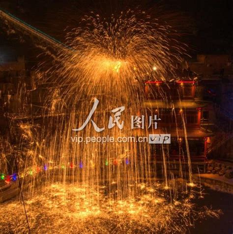 山西阳泉：古村正月打铁花 人民图片网