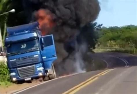 Carreta Carregada De Frango Pega Fogo Na Br Em Monte Alegre