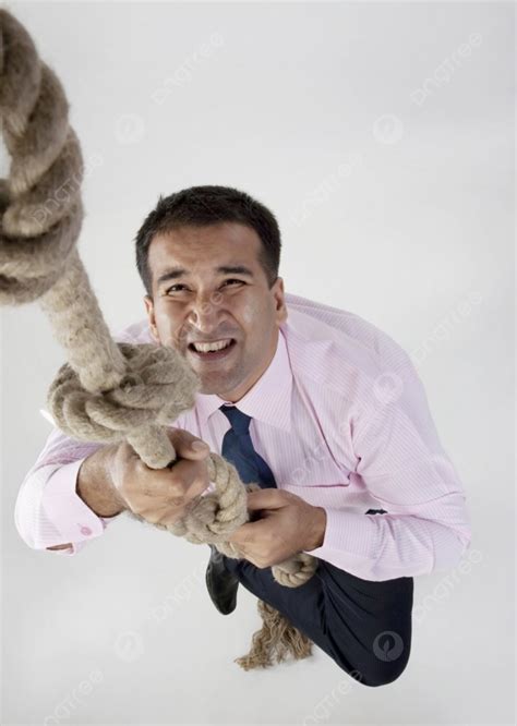 밧줄을 오르려고 노력하는 사업가 사진 배경 및 무료 다운로드를위한 그림 Pngtree