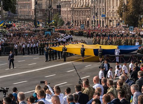 Парад оркестр і святкові концерти як проходить День Незалежності