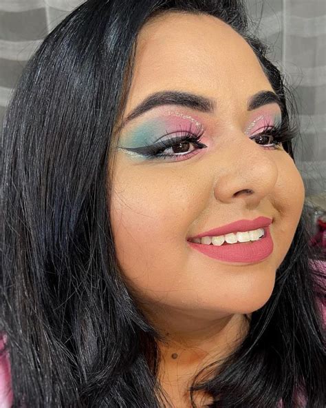 Maquiagem para chá revelação Tons de azul e rosa detalhes em