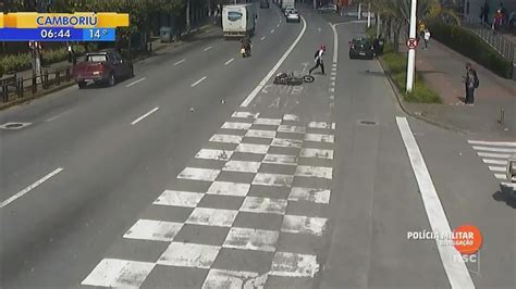 Homem é atropelado por moto ao atravessar fora da faixa e de túnel para pedestres em Blumenau