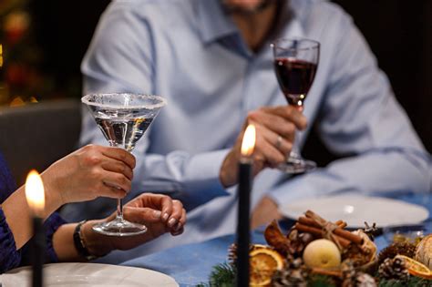 크리스마스 디너 파티에서 축하 건배를 위해 음료와 함께 잔을 들어 올리는 커플 겨울에 대한 스톡 사진 및 기타 이미지 겨울 칵테일 칵테일 파티 Istock