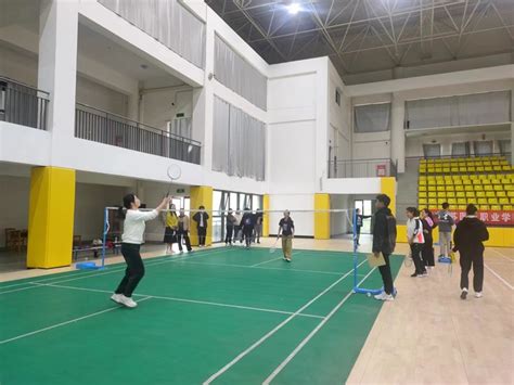 凝心聚力 羽爱同行 校工会举办教职工羽毛球比赛