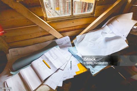 건축 청사진 계획 건설 현장을 볼 수 있는 작은 창문이 있는 목조 사무실의 도면 0명에 대한 스톡 사진 및 기타 이미지 0명