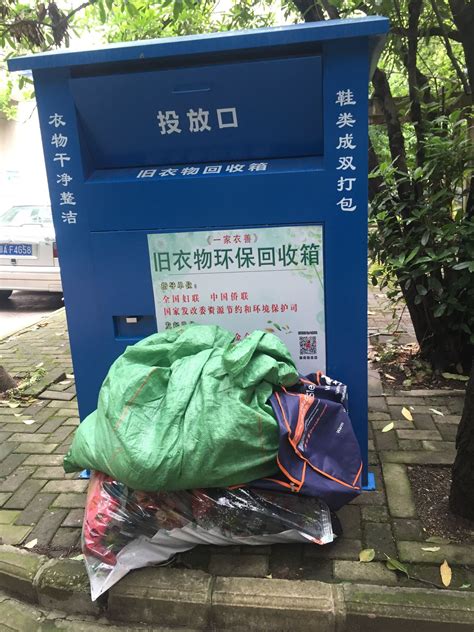 小区旧衣回收箱前堆满衣物 市民担心无人清收 武汉 新闻中心 长江网 cjn cn