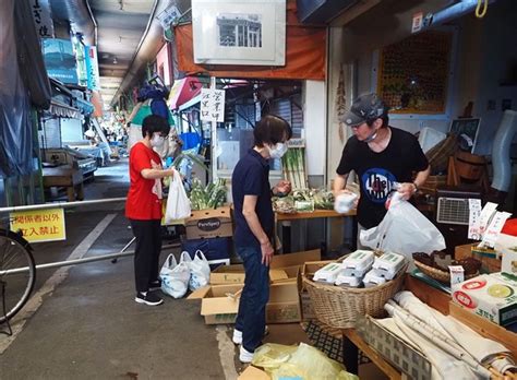 立ち入り規制が一部解除され、営業の準備をする店主らが行き交う旦過市場＝12日午前9時ごろ、北九州市小倉北区（撮影・壇知里） 旦過市場復興