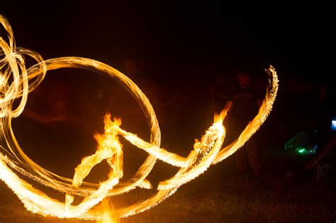 작가는 야간 회전 횃불 화재와 루프의 원에서 화재 쇼를 보여줍니다 0명에 대한 스톡 사진 및 기타 이미지 0명 경외감 고행자 Istock