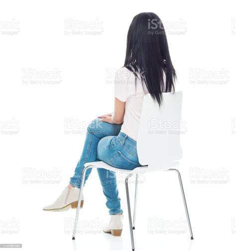 T 셔츠와 청바지를 입고 아름 다운 젊은 라틴계 여자앉아 후면에 대한 스톡 사진 및 기타 이미지 후면 앉음 의자 Istock