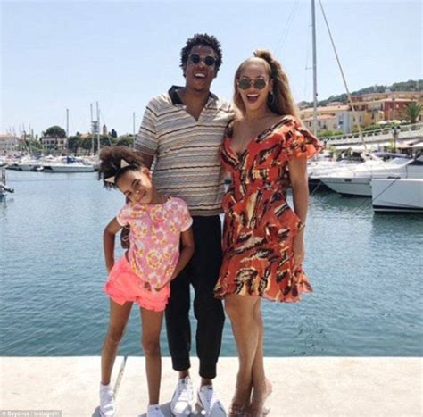 Beyoncé mostra foto rara dos filhos gêmeos Rumi e Sir Carter