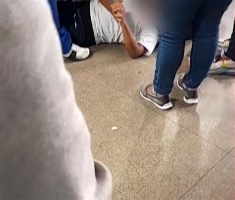Vídeo Estudante de 15 anos grávida é espancada até desmaiar O