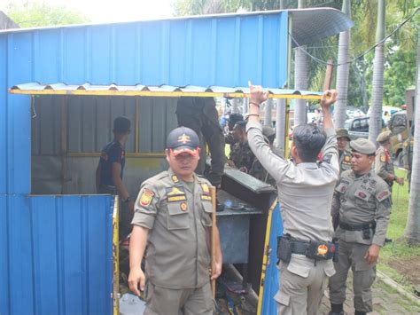 Gunakan Fasum Satpol PP Padang Bongkar Bangunan Liar Di Jalan Sawahan