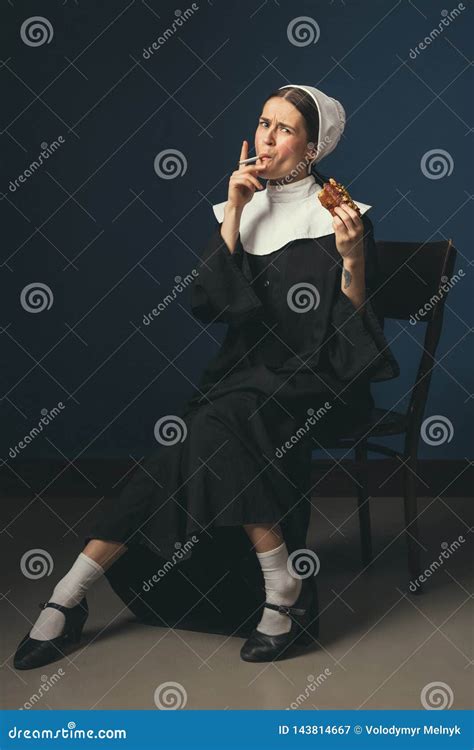 Mujer Joven Medieval Como Monja Imagen De Archivo Imagen De Capo