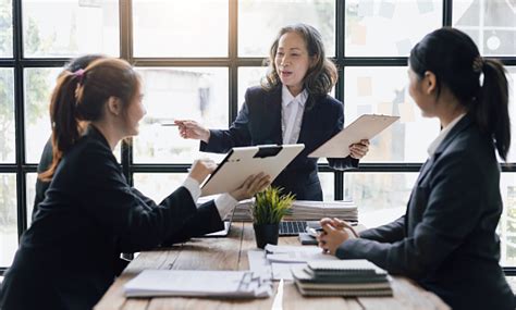 비즈니스 회의 고위 관리자는 회의실의 직원들과 이야기하고 회의 중에 회사 프로젝트 개발 전략에 대해 논의합니다 사업가에 대한 스톡 사진 및 기타 이미지 Istock