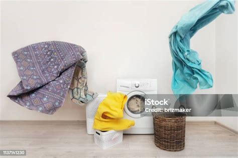 행복 하 고 쉬운 세탁 과정의 개념 새로운 현대 세탁기에 서 있는 밝은 아파트 빛 내부에 서 텍스트에 대 한 복사 공간 플 라 잉 여러 가지 빛깔 리넨 근처 공중 부양에