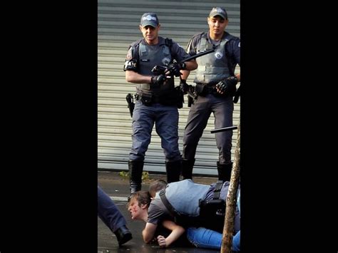 G MTST divulga vídeo que mostra policial guardando objeto de sem teto notícias em São Paulo