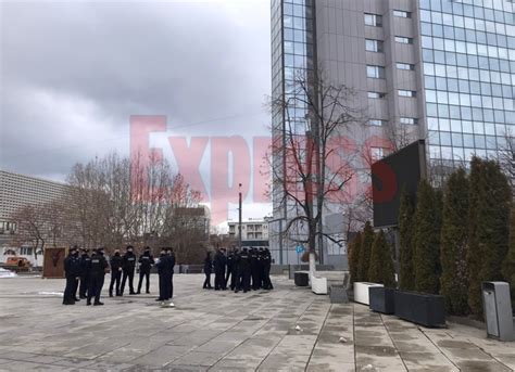 Protesta E Psd Së Policia Vendoset Para Objektit Të Qeverisë Gazeta