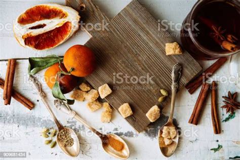 얼굴에 하얀 나무 배경 평면도에 음료를 만들기 위한 재료 Mulled 와인 0명에 대한 스톡 사진 및 기타 이미지 0명