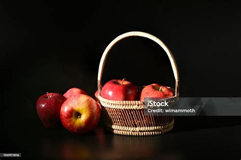 어두운 배경에 바구니에 있는 신선한 빨간 사과의 클로즈업 가을에 대한 스톡 사진 및 기타 이미지 가을 개체 그룹 건강관리와 의술 Istock