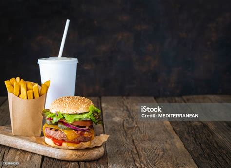 어두운 나무 테이블에 크래프트 종이 상자에 음료 빨대 유리와 일회용 감자 튀김을 가져 햄버거 콤보 메뉴판에 대한 스톡 사진 및 기타 이미지 Istock