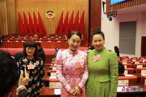 2019内蒙古两会 盛装刮起“最炫民族风”（组图）中国网