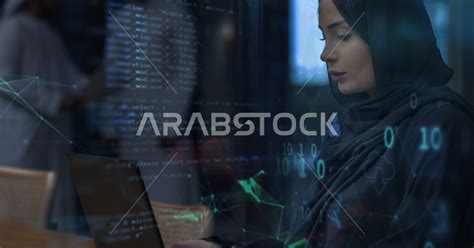 سيدة عربية خليجية سعودية تستخدم جهاز الحاسوب المحمول، العمل في تطوير