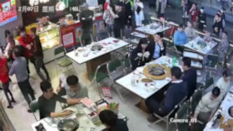 顾客当场指控陌生男子摸她屁股，火锅店：男的醉酒凤凰网视频凤凰网