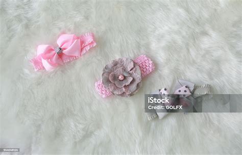 백색 모피 배경에 분홍색 나비 머리 밴드에 대 한의 설정 헤어 액세서리입니다 개인 장식품에 대한 스톡 사진 및 기타 이미지 개인 장식품 개체 그룹 기록보관용 Istock