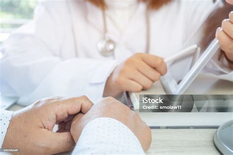 아시아 여성 의사 손은 환자에게 설명하기 위해 스타일러스 포인팅 태블릿 모니터를 사용합니다 병원 사무실에서 환자를 치료하기 위한