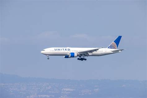 Two Planes Abort Landings As Air Traffic Shouts You Shouldnt Be On The Runway Mirror Online