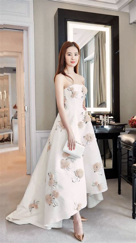 Liu Yifei Has Big Beautiful Legs In Black Fishnet Stockings Gray Shorts And Beautiful Hair