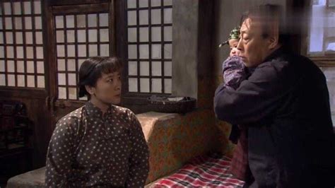 自己还是孩子，辍学给别人看孩子，父亲心疼女儿，气恼得直撞墙腾讯视频