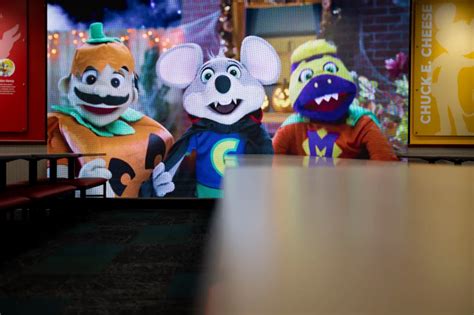 The Last Chicago Area Chuck E Cheese To Boot The Animatronic Band