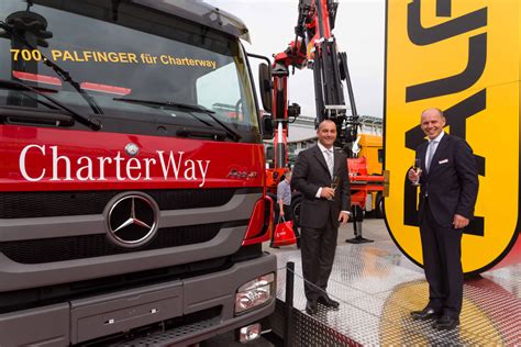 PALFINGER übergibt den 700 Aufbau an Mercedes Benz CharterWay
