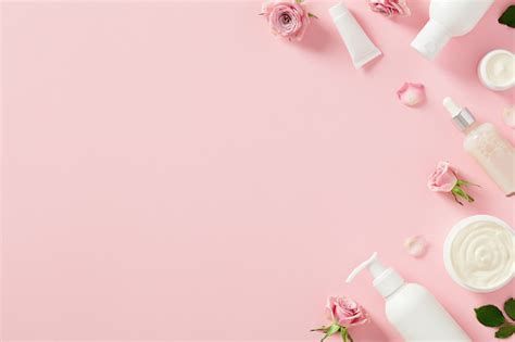 파스텔 핑크 배경에 장미 꽃잎이 있는 피부 관리를 위한 천연 화장품 세트 개체 그룹에 대한 스톡 사진 및 기타 이미지 개체 그룹 광고 꽃 식물 Istock