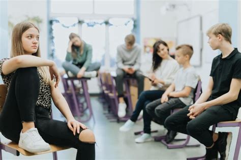 Crianças Sentam Em Mesas Durante Atividades Extracurriculares Na Escola